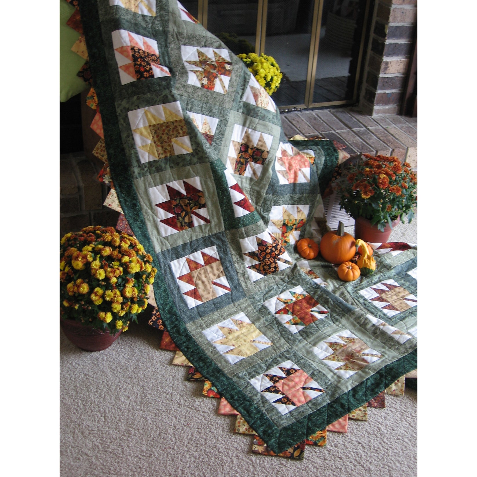 Scattered Leaves Quilt CQD-5550e - Downloadable Pattern – QuiltWoman.com